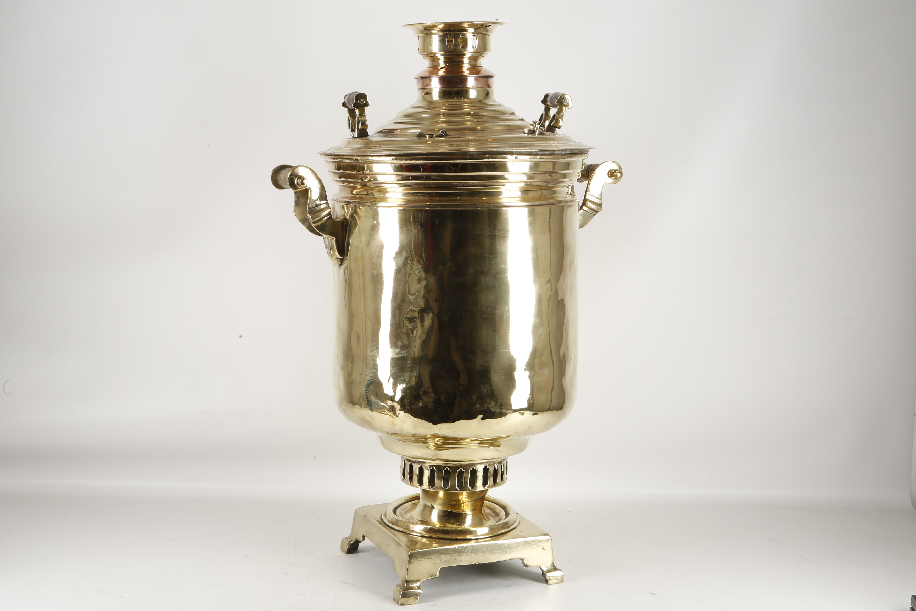 Lot 516 - A large 19th century Russian brass samovar,