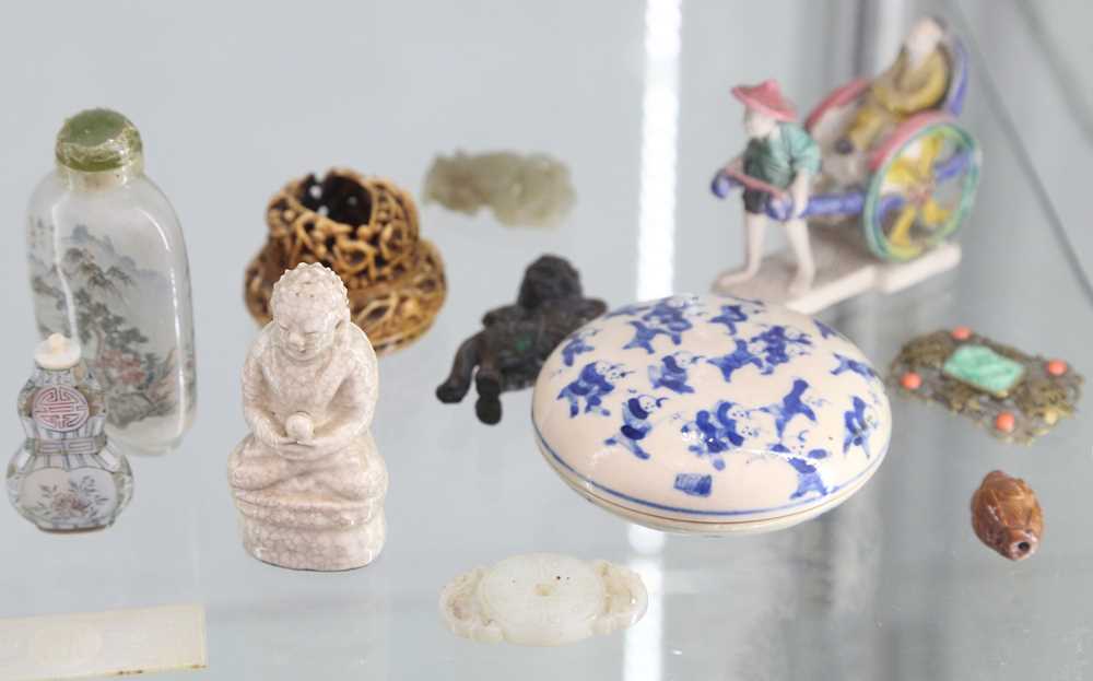 Lot 284 - A collection of mainly Chinese items