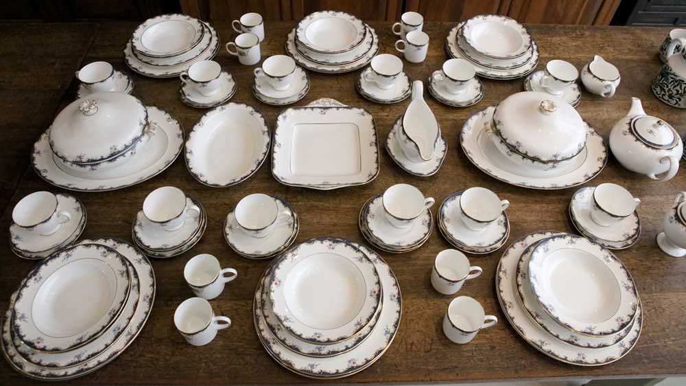Lot 141 - A Wedgewood 'Chartley' pattern dinner and