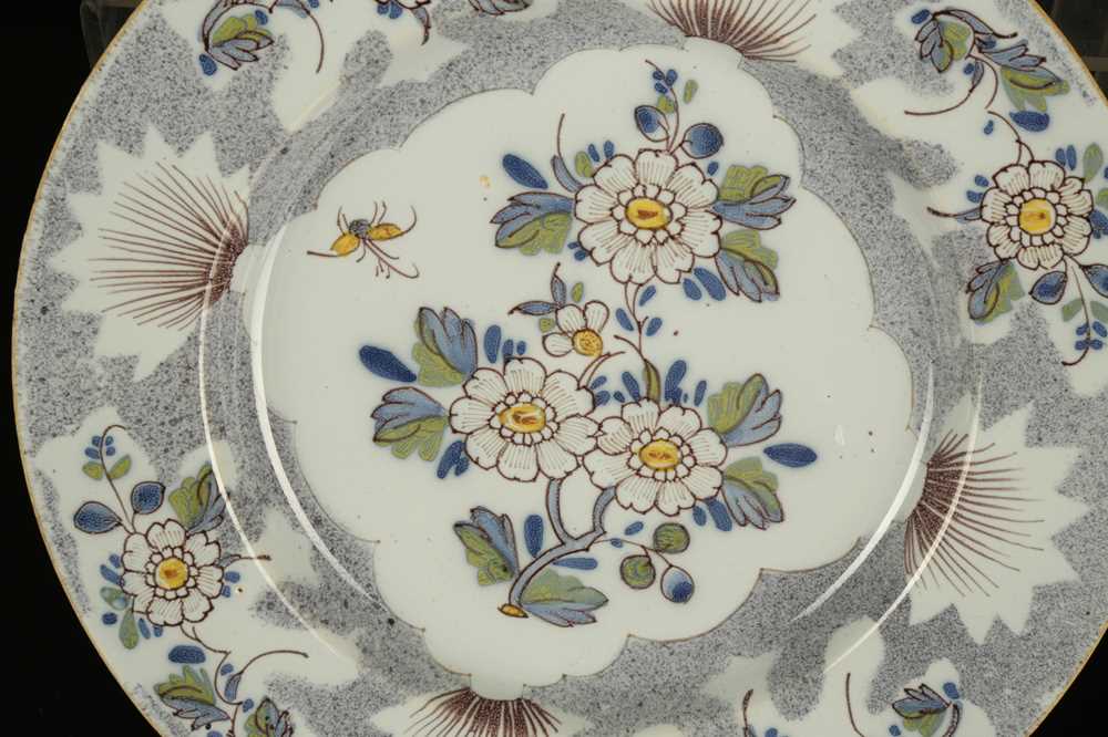Lot 301 - AN ENGLISH DELFTWARE 'WOOLSACK' PLATE, circa