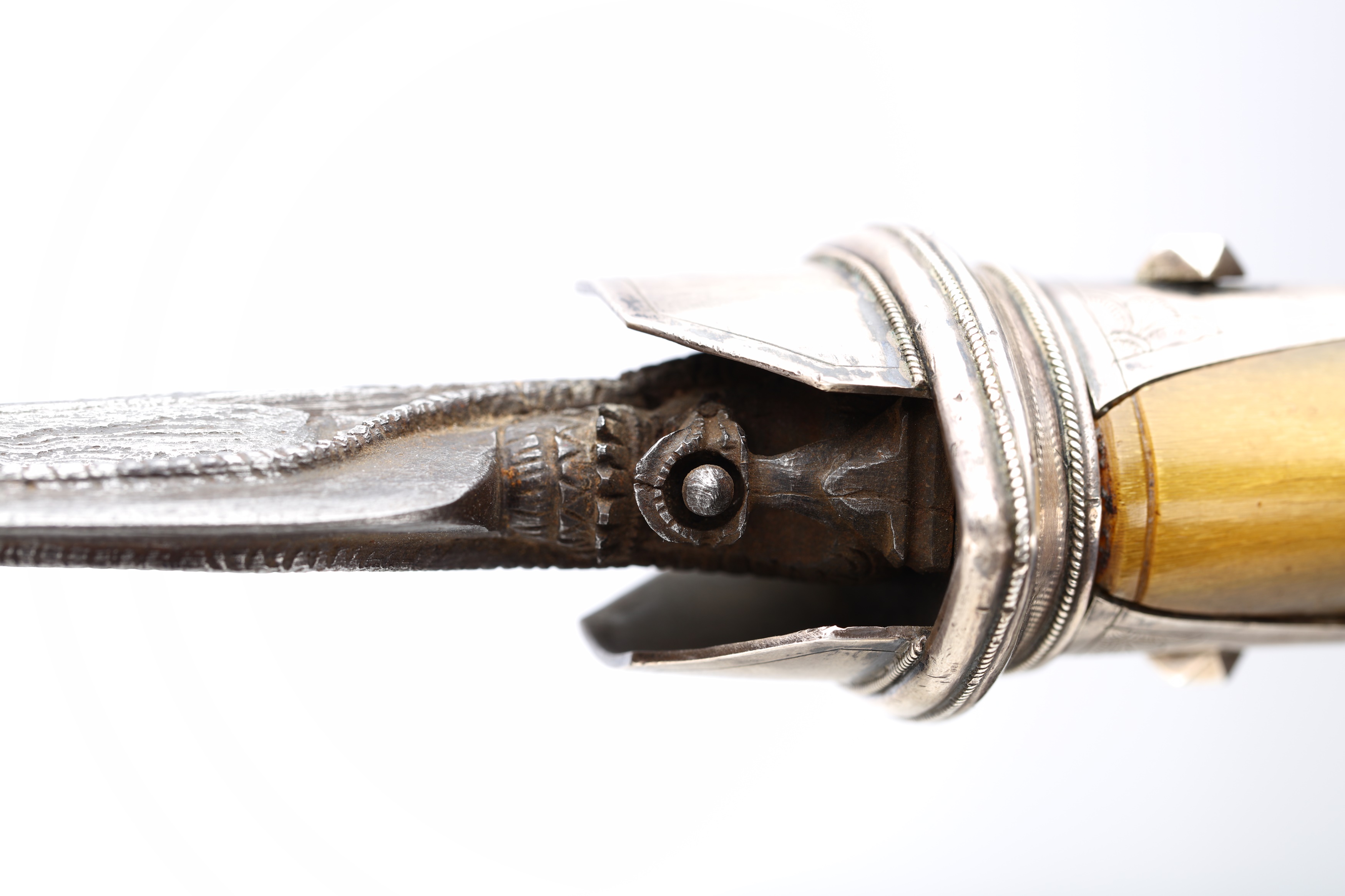 Lot 138 - A UNUSUAL INDONESIAN DAGGER, with horn hilt