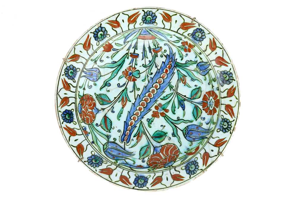 Lot 148 - A LARGE TURKISH OTTOMAN IZNIK GLAZED CERAMIC