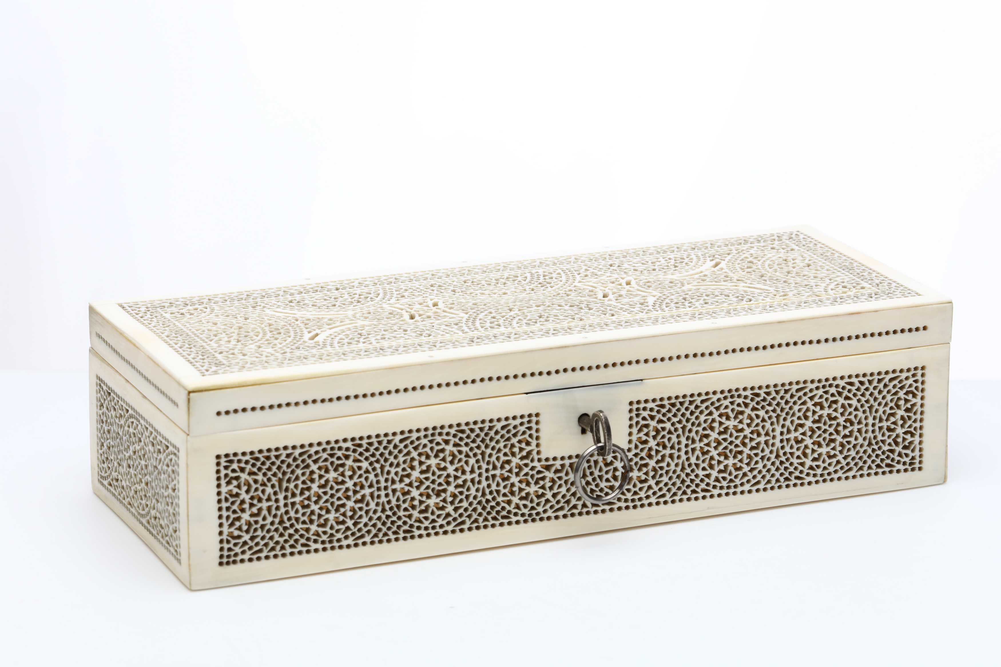 Lot 268 - A VERY FINE INDIAN OPEN WORKED IVORY BOX.