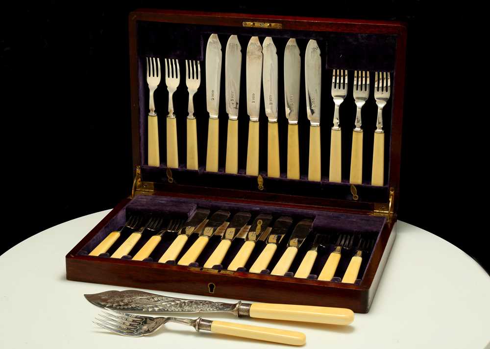 Lot 273 - A cased set of George V ivory-handled
