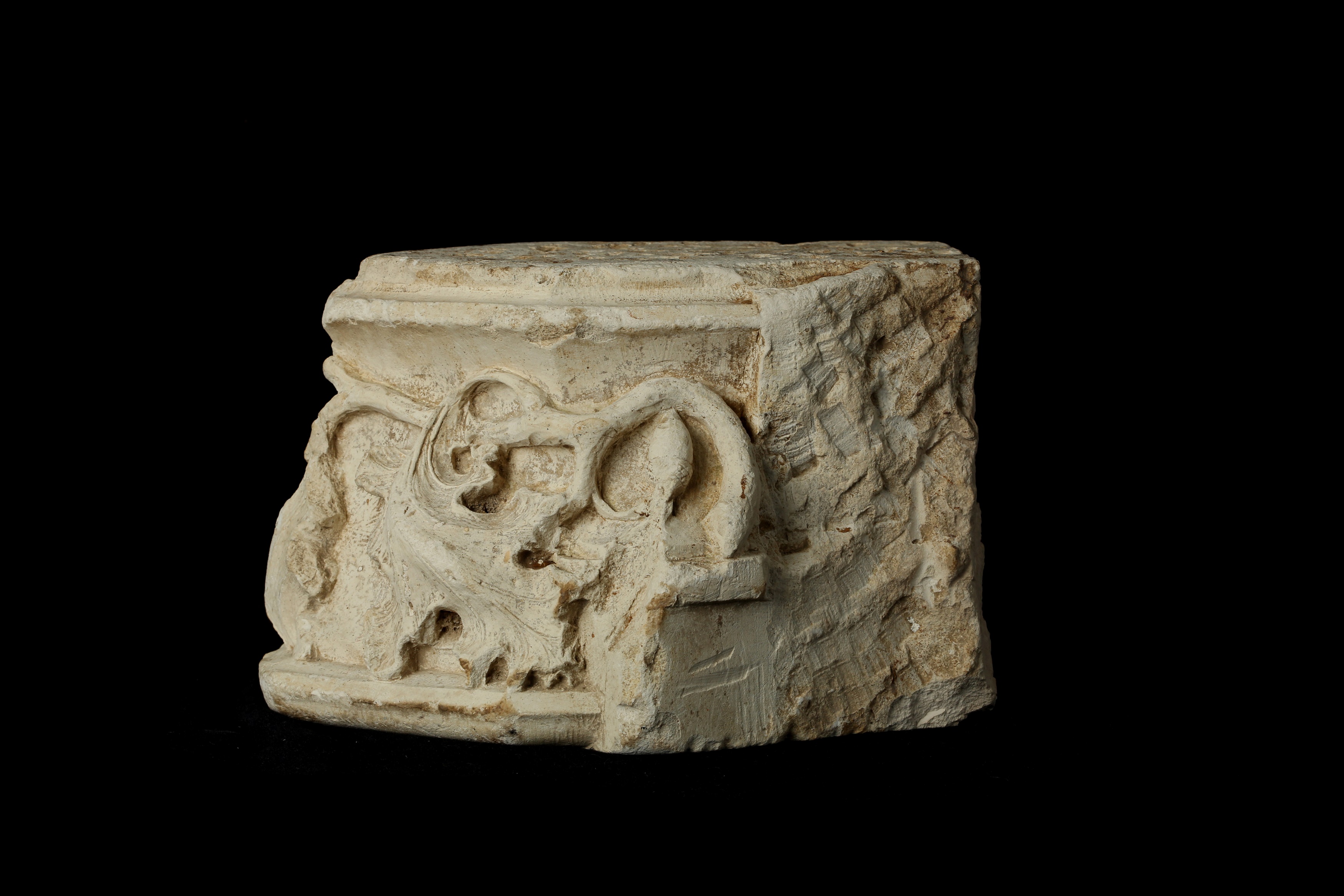 Lot 24 - A FRENCH GOTHIC LIMESTONE CORBEL / CAPITAL,