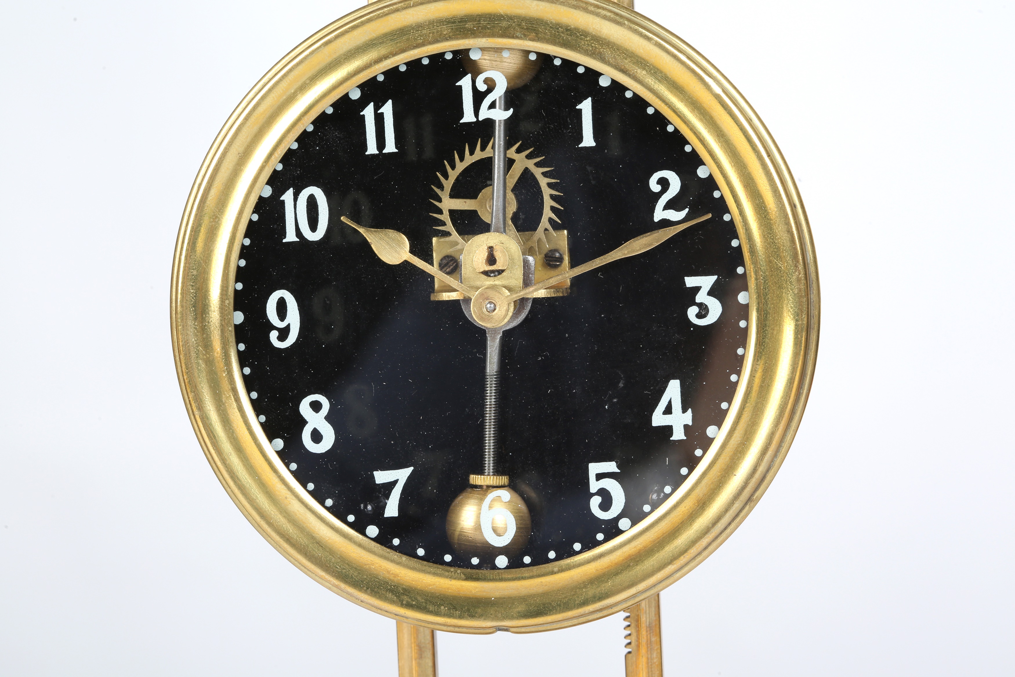 Lot 228 - AN EARLY 20TH CENTURY BRASS GRAVITY CLOCK BY