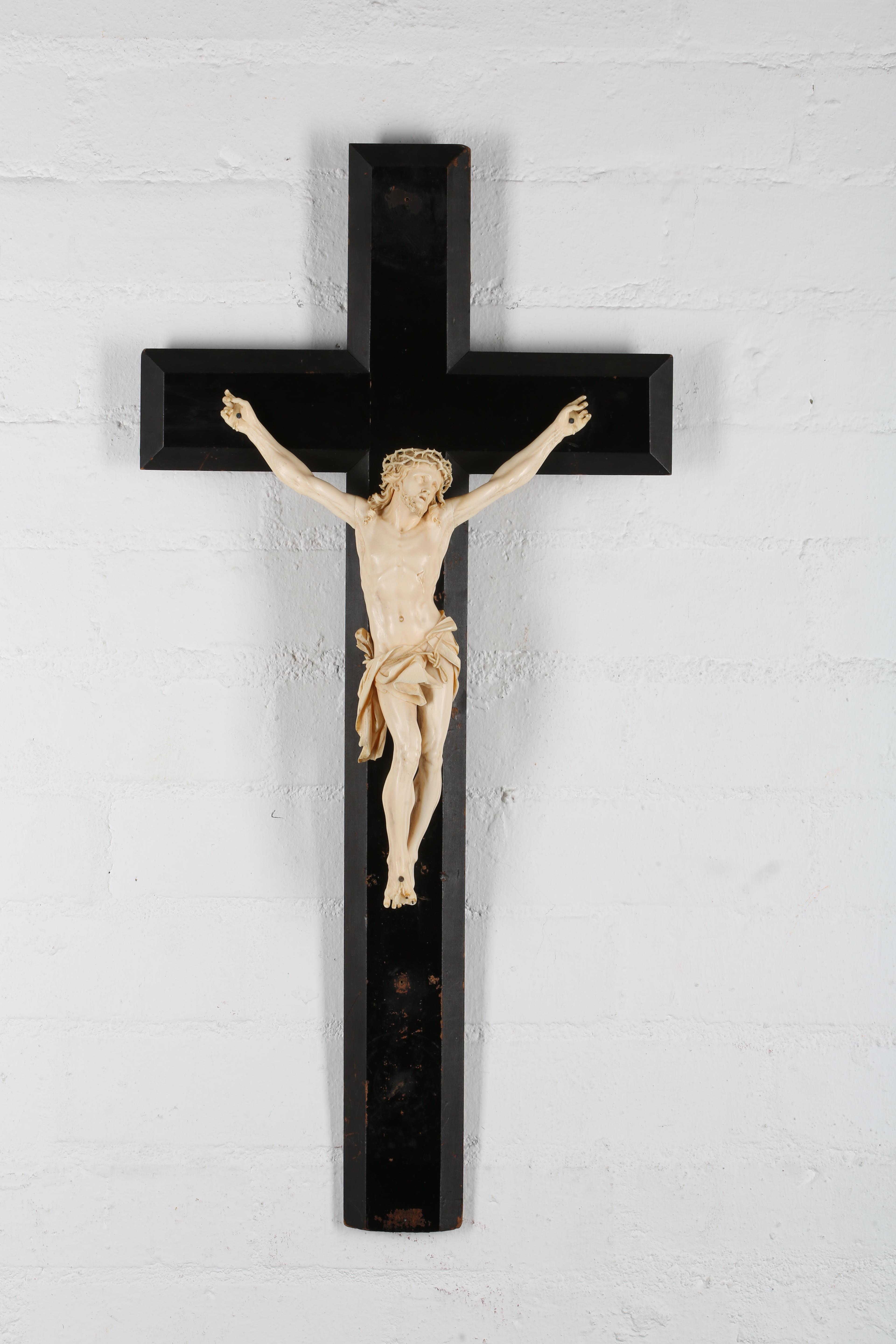 Lot 35 - A 19TH CENTURY CARVED IVORY CRUCIFIX the