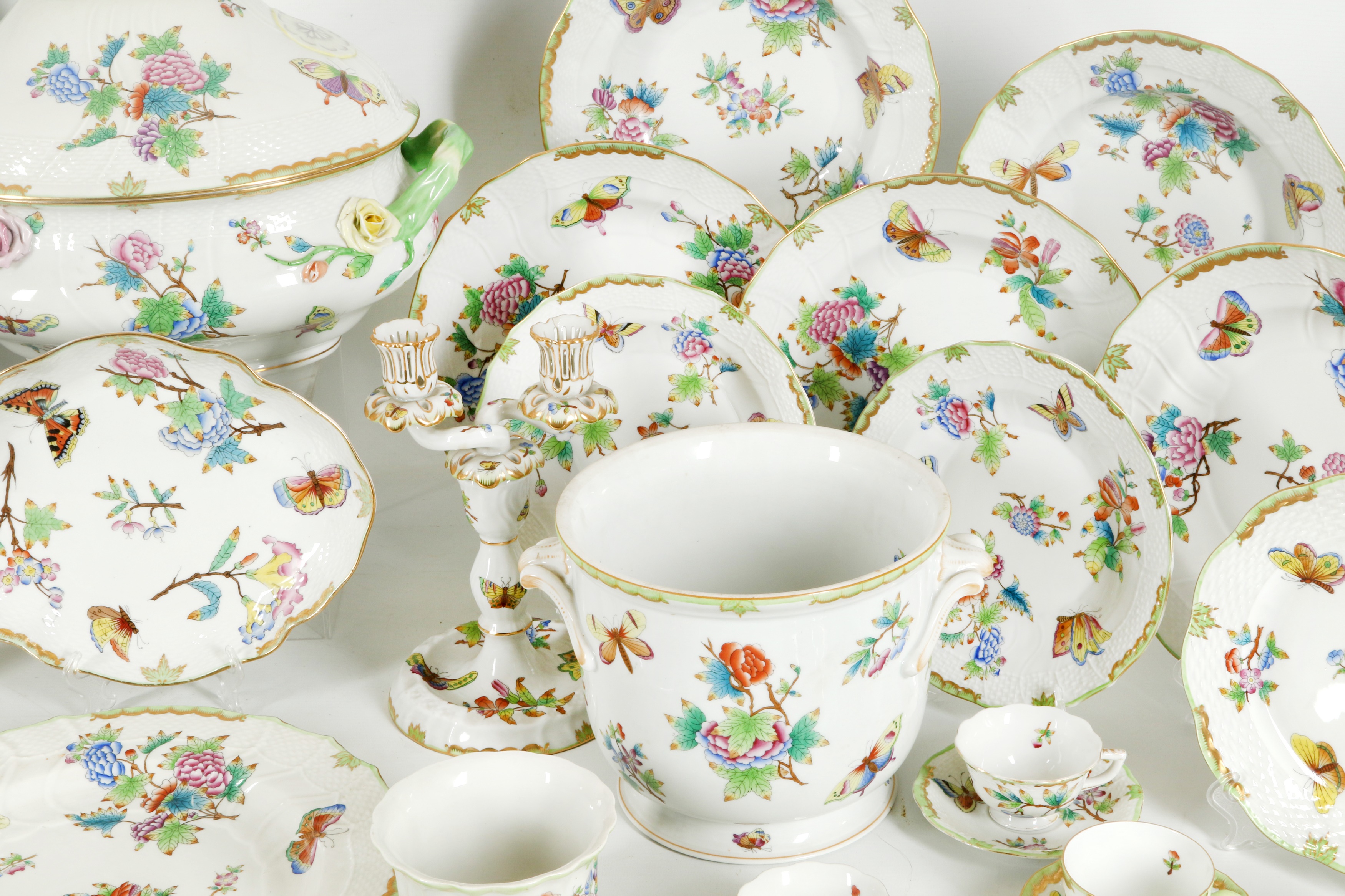 Lot 179 - A HEREND PORCELAIN 'QUEEN VICTORIA' PATTERN