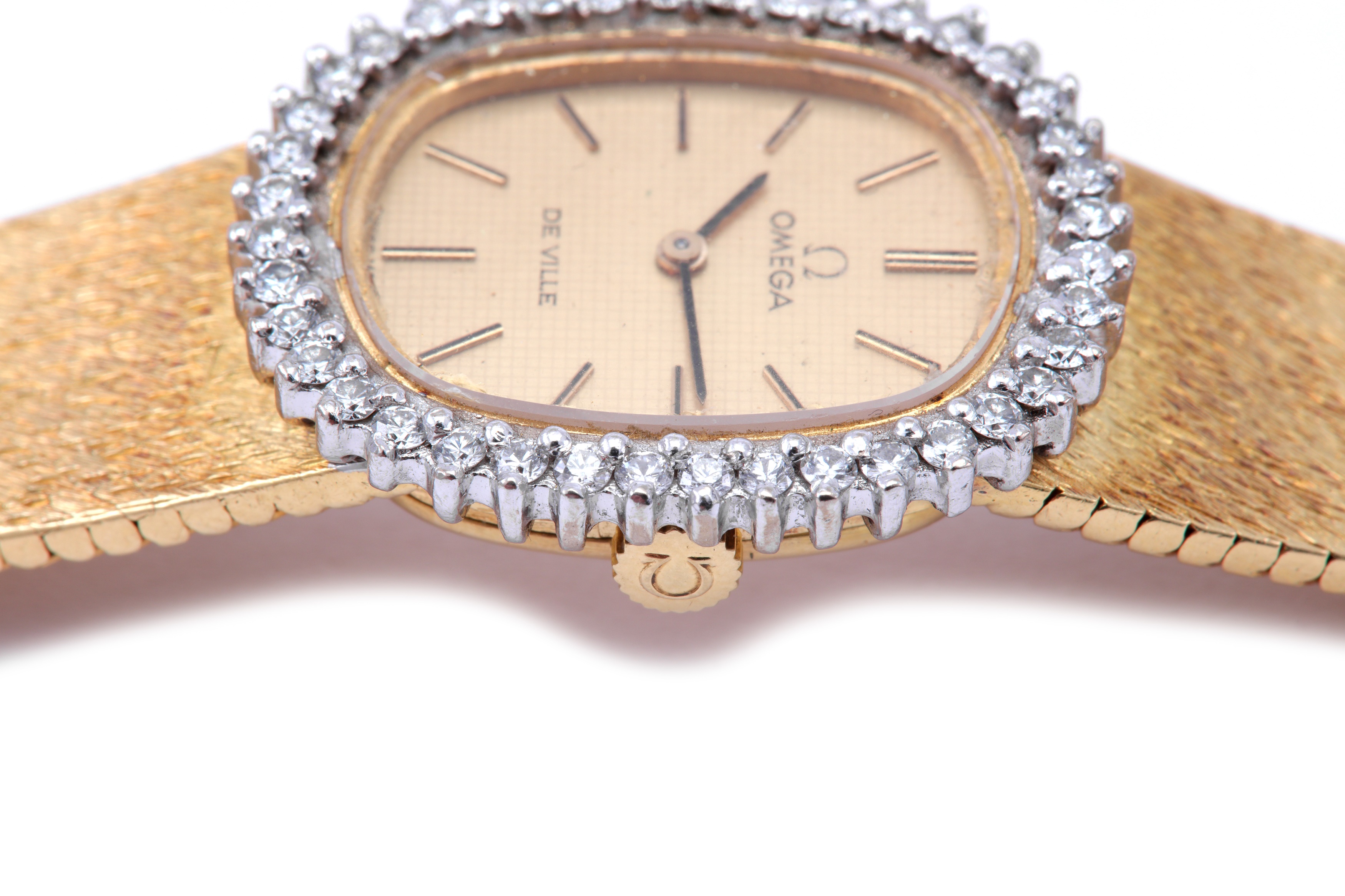 Lot 316 - OMEGA. A LADIES 18K YELLOW GOLD MANUAL WIND