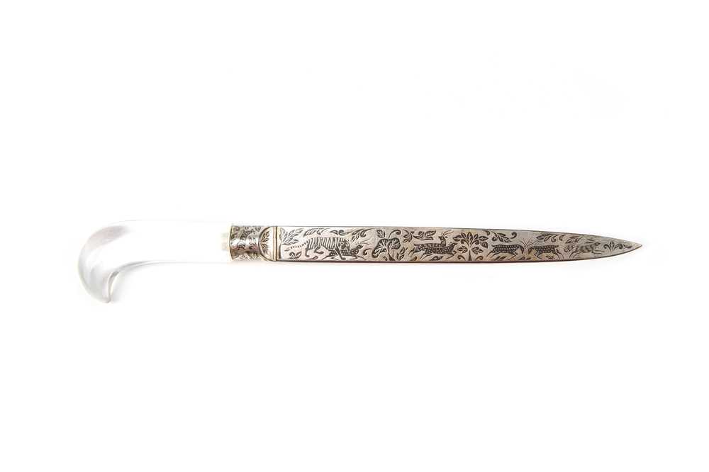 Lot 71 - An Indo-Persian dagger, featuring a grip of
