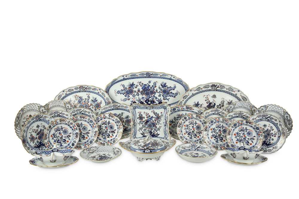 Lot 151 - AN EXTENSIVE ASSEMBLED MEISSEN DINNER