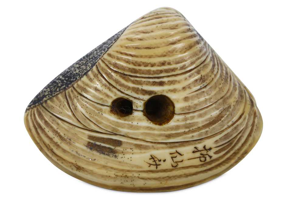 Lot 177 - A JAPANESE IVORY NETSUKE OF THE CLAM’S DREAM.