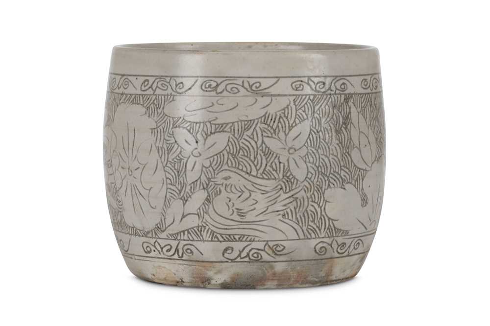 Lot 81 - A CHINESE CIZHOU 'MANDARIN DUCK' SGRAFFITO