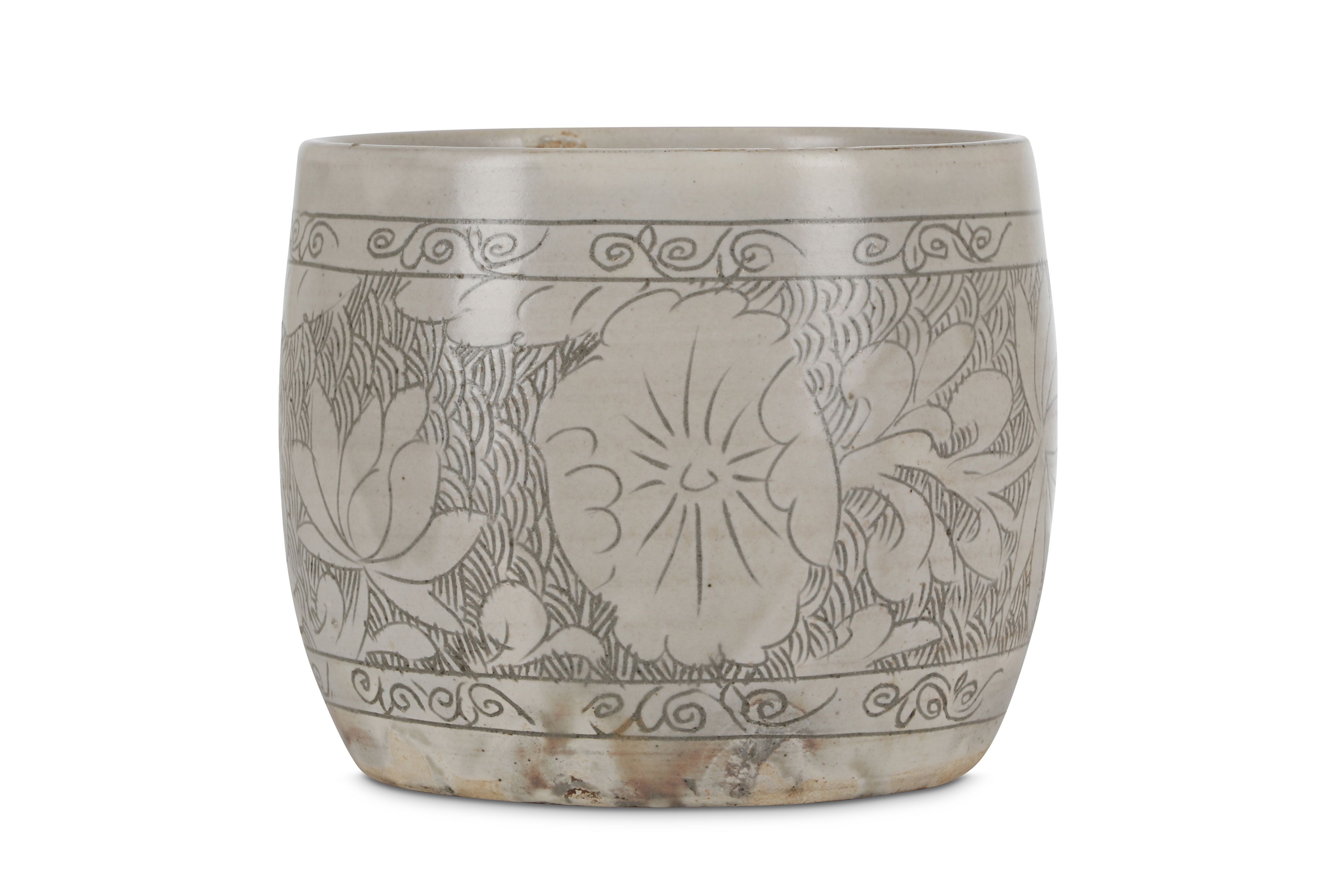 Lot 81 - A CHINESE CIZHOU 'MANDARIN DUCK' SGRAFFITO