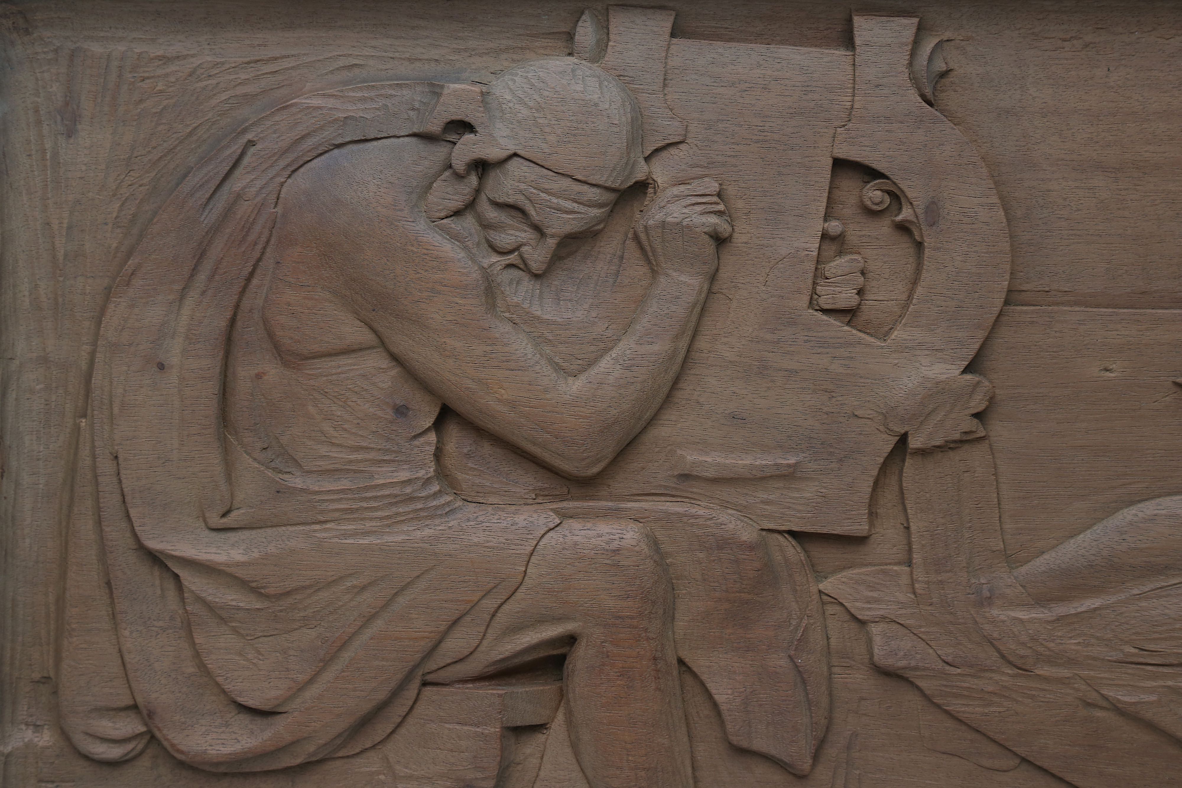 Lot 147 - A FIRST HALF 20TH CENTURY CARVED WOOD RELIEF