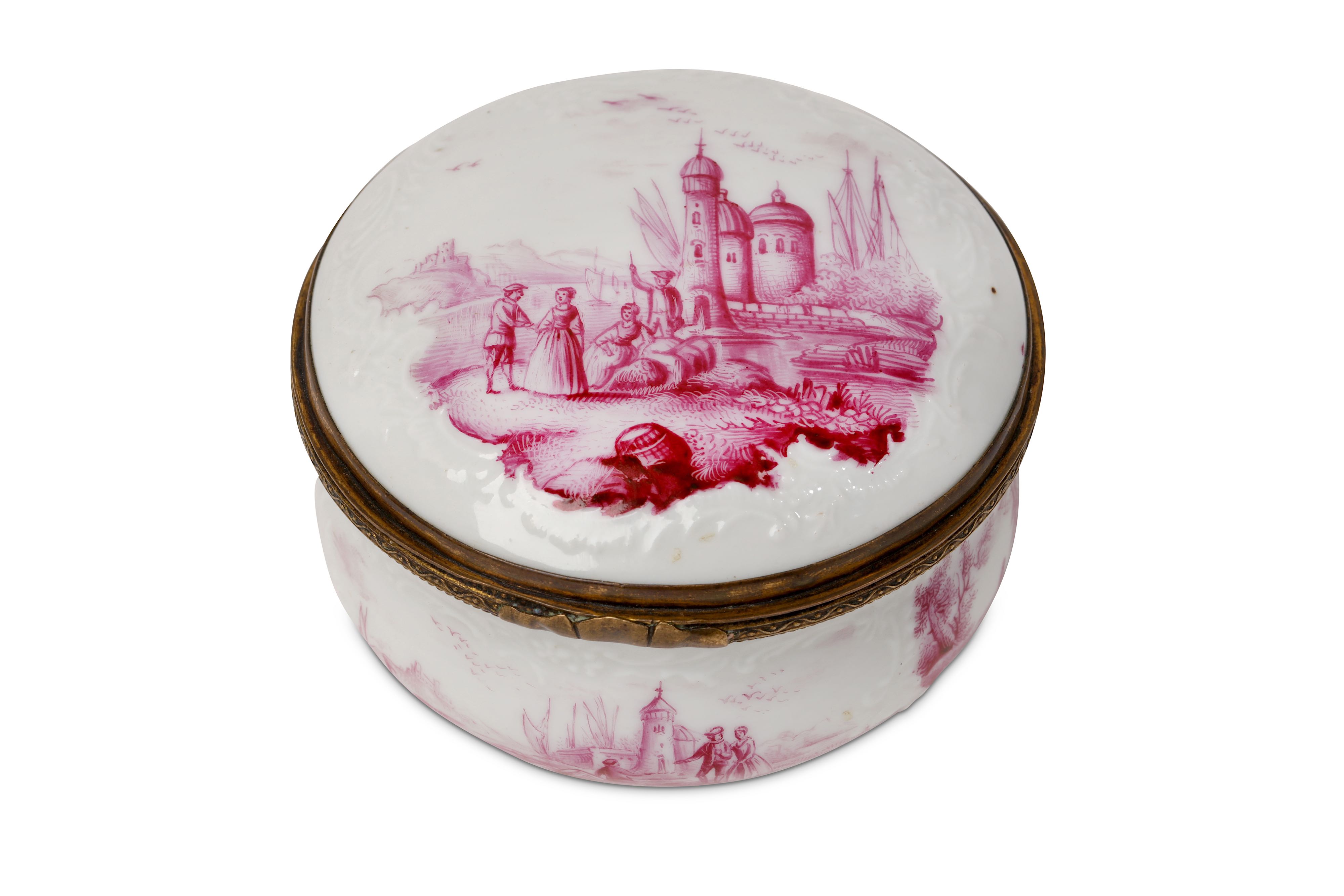 Lot 10 - A GERMAN PORCELAIN SNUFF BOX, third quarter