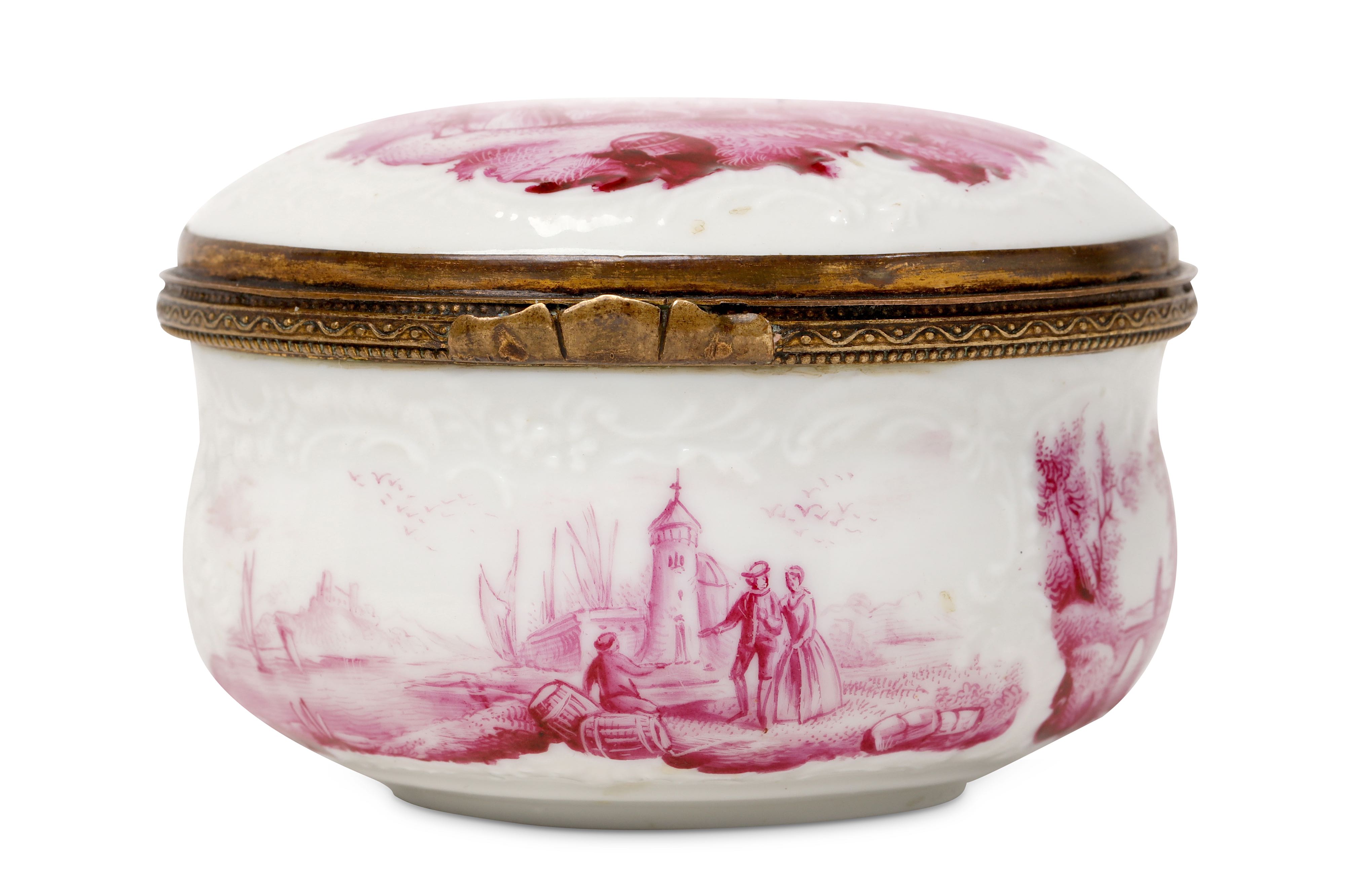 Lot 10 - A GERMAN PORCELAIN SNUFF BOX, third quarter