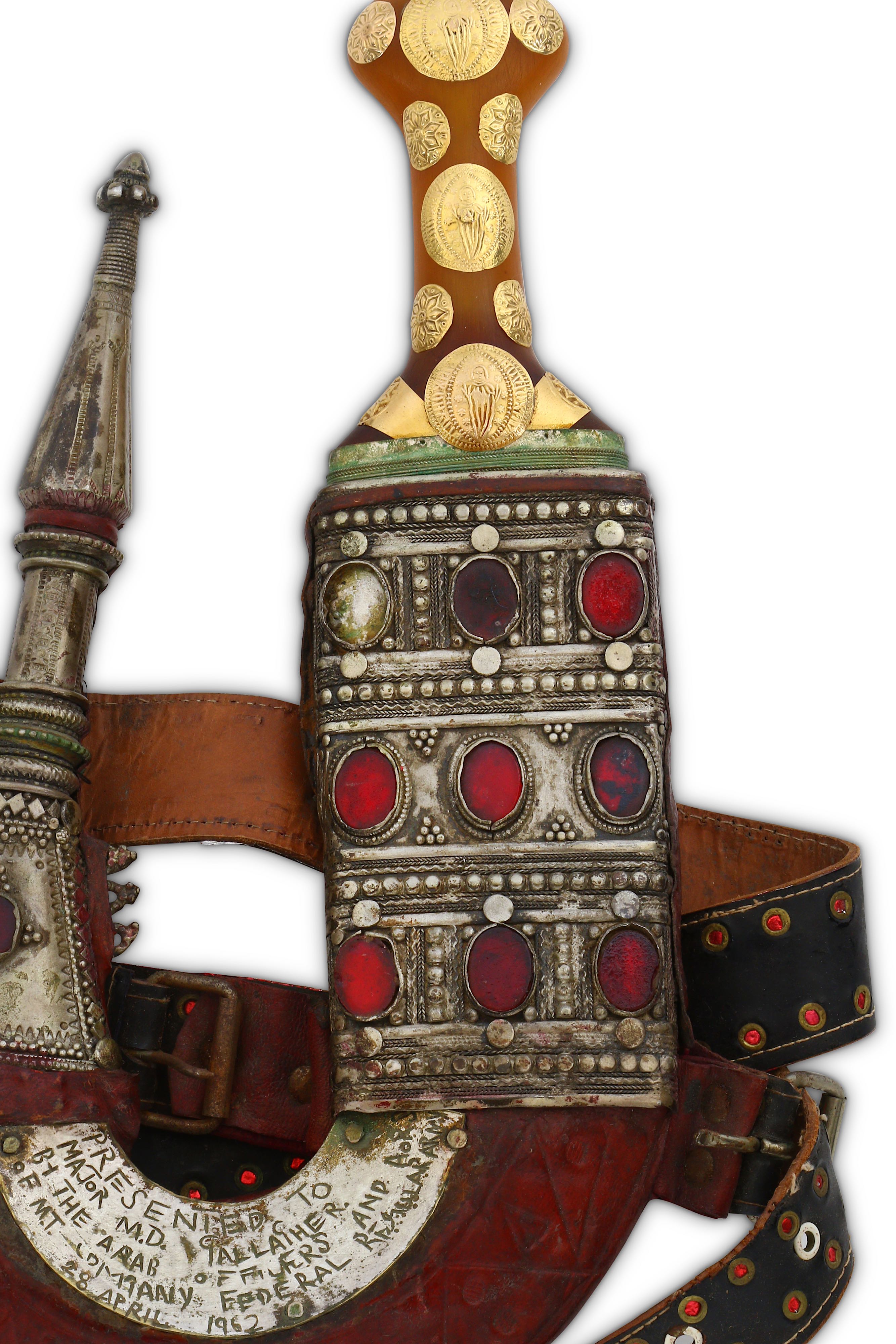 Lot 52 - A post-WW2 Arabic (Oman or Yemen) jambiya